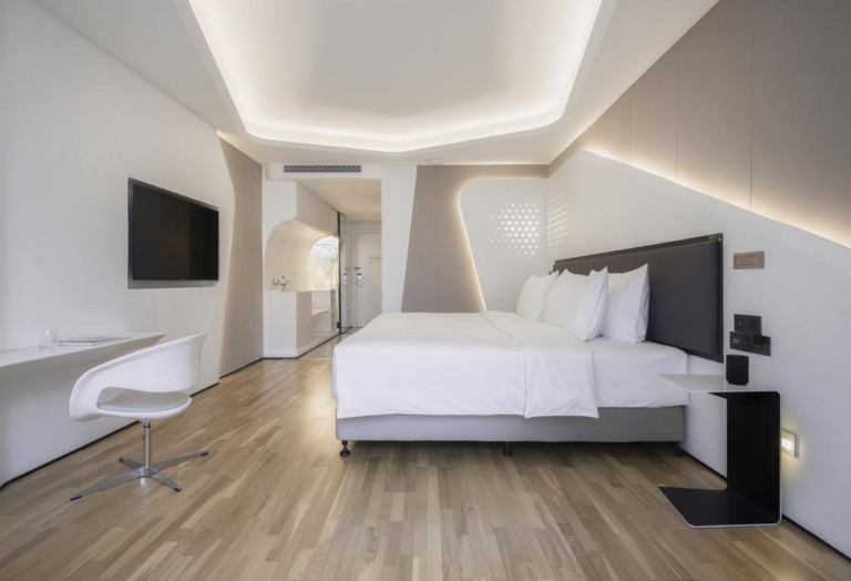 Alibaba's FlyZoo hotel in Hangzhou is staffed by robots