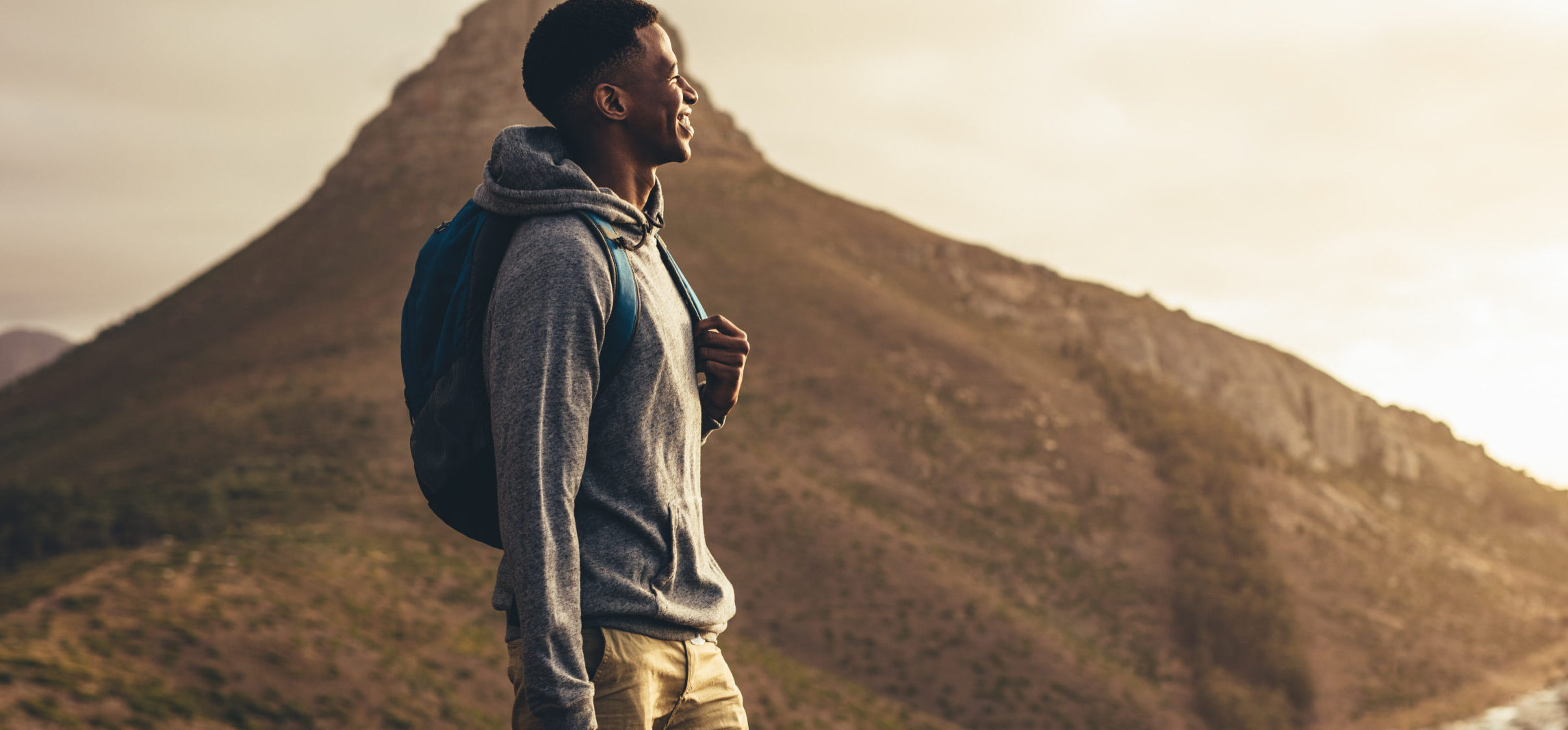 Black man hiking - Globetrender
