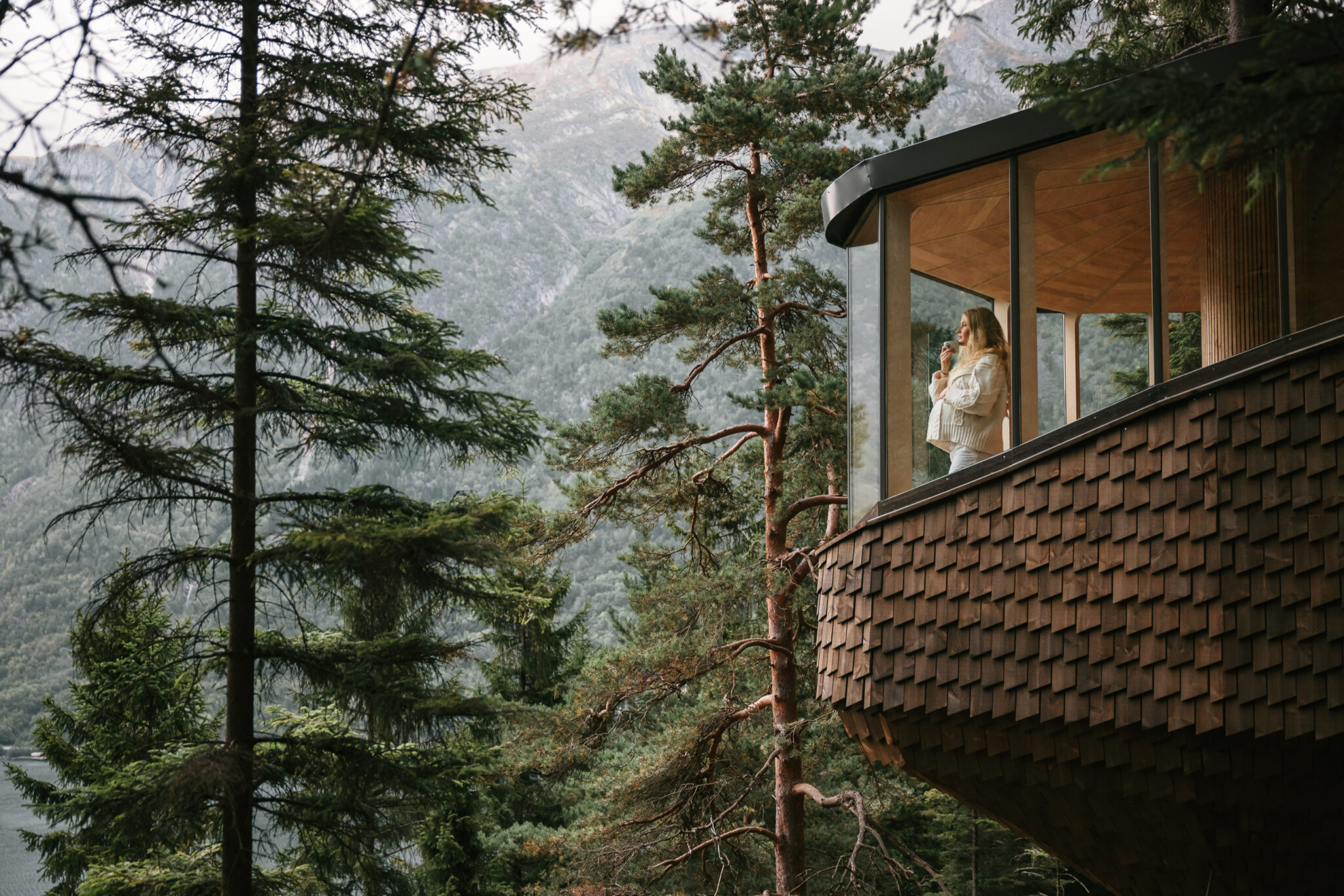Woodnest installs wooden baths in Nordic treehouse hotel ⋆ Globetrender